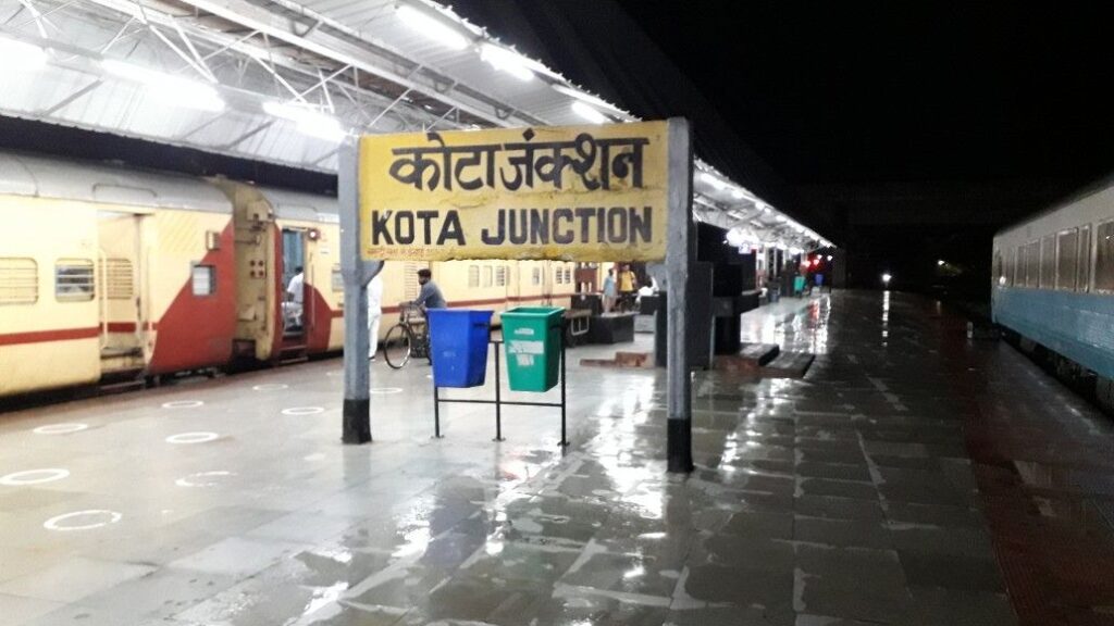 KOTA : रेलवे आरक्षित टिकट के दलाली में गिरफ्तार दो बुकिंग क्लर्क सस्पेंड